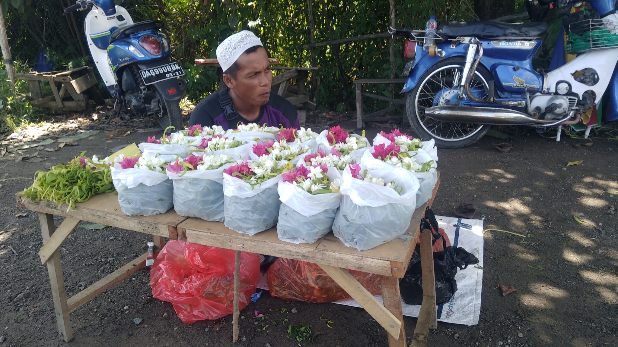 Pedagang Bunga Untuk Ziarah Ramai Pada Hari Raya Idul Fitri 1441 ...